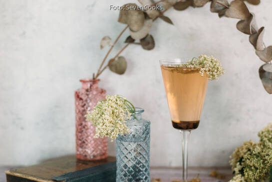 Holunderblüten-Rhabarber-Spritz von SevenCooks