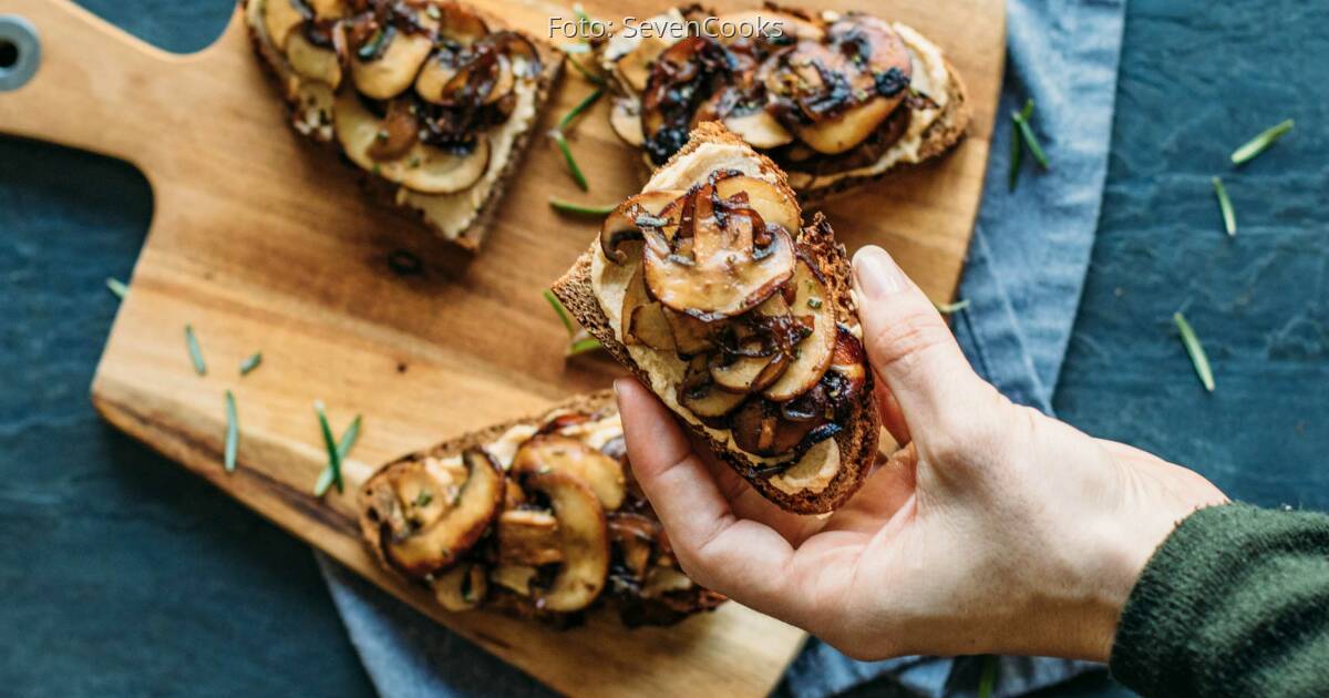 Belegtes Brot mit Hummus und Pilzen | SevenCooks